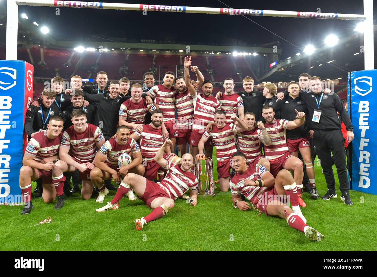 Wigan warriors team with the trophy following the Betfred Super League ...