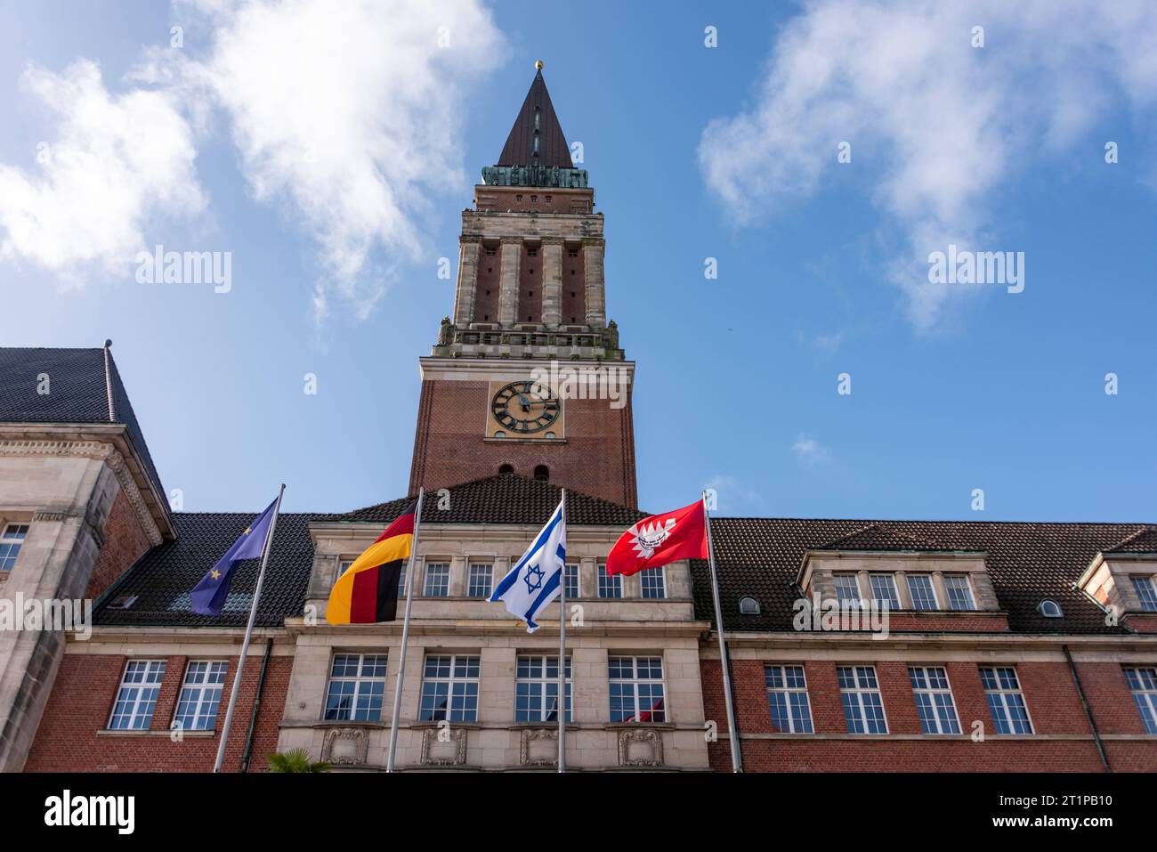 Das Kieler Rathaus beflaggt mit den Farben der Stadt, der deutschen ...