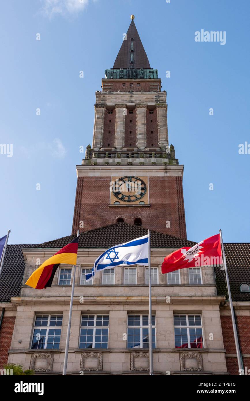 Das Kieler Rathaus beflaggt mit den Farben der Stadt, der deutschen ...