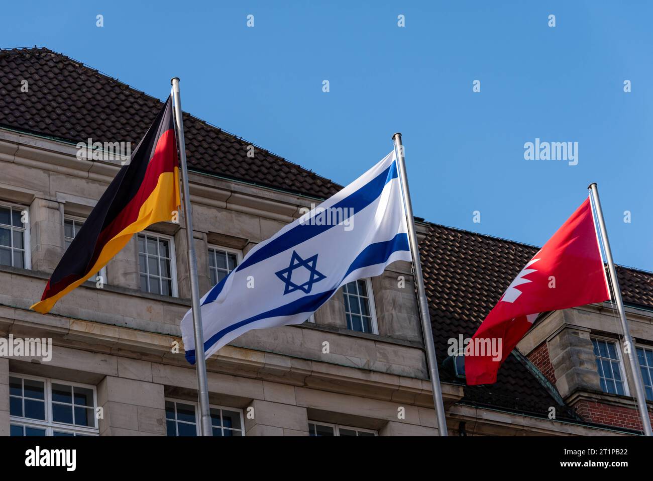 Das Kieler Rathaus beflaggt mit den Farben der Stadt, der deutschen Nationalflagge und der ...