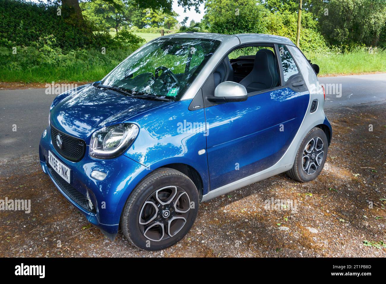 Convertible smart car fortwo hi-res stock photography and images - Alamy