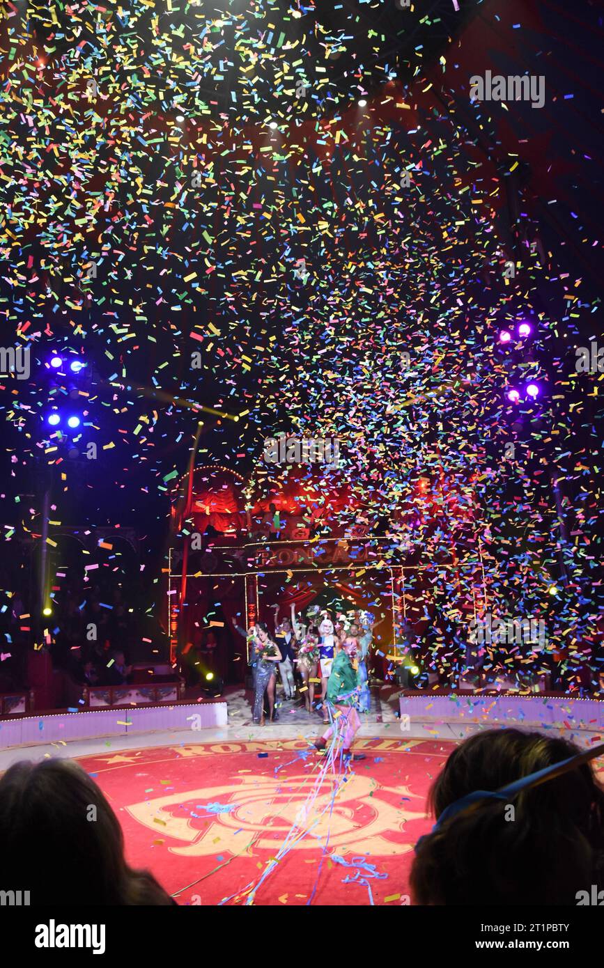 Show Finale Konfetti Muenchen 14.10.2023 Werksviertel Mitte Circus ...