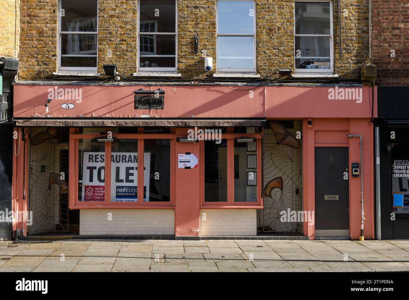 Closed down restaurants hi-res stock photography and images - Alamy