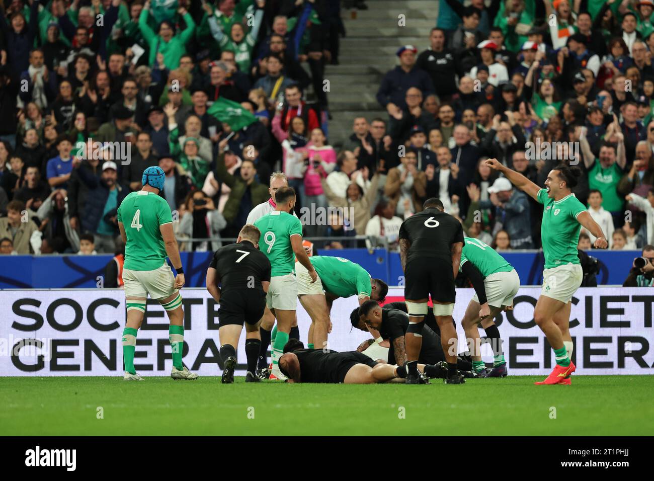 Paris, France. 15th Oct, 2023. BUNDEE AKI of Team Ireland (12) scores ...