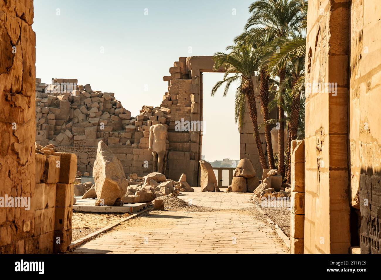 Temple karnak luxor sphynxes hi-res stock photography and images - Alamy