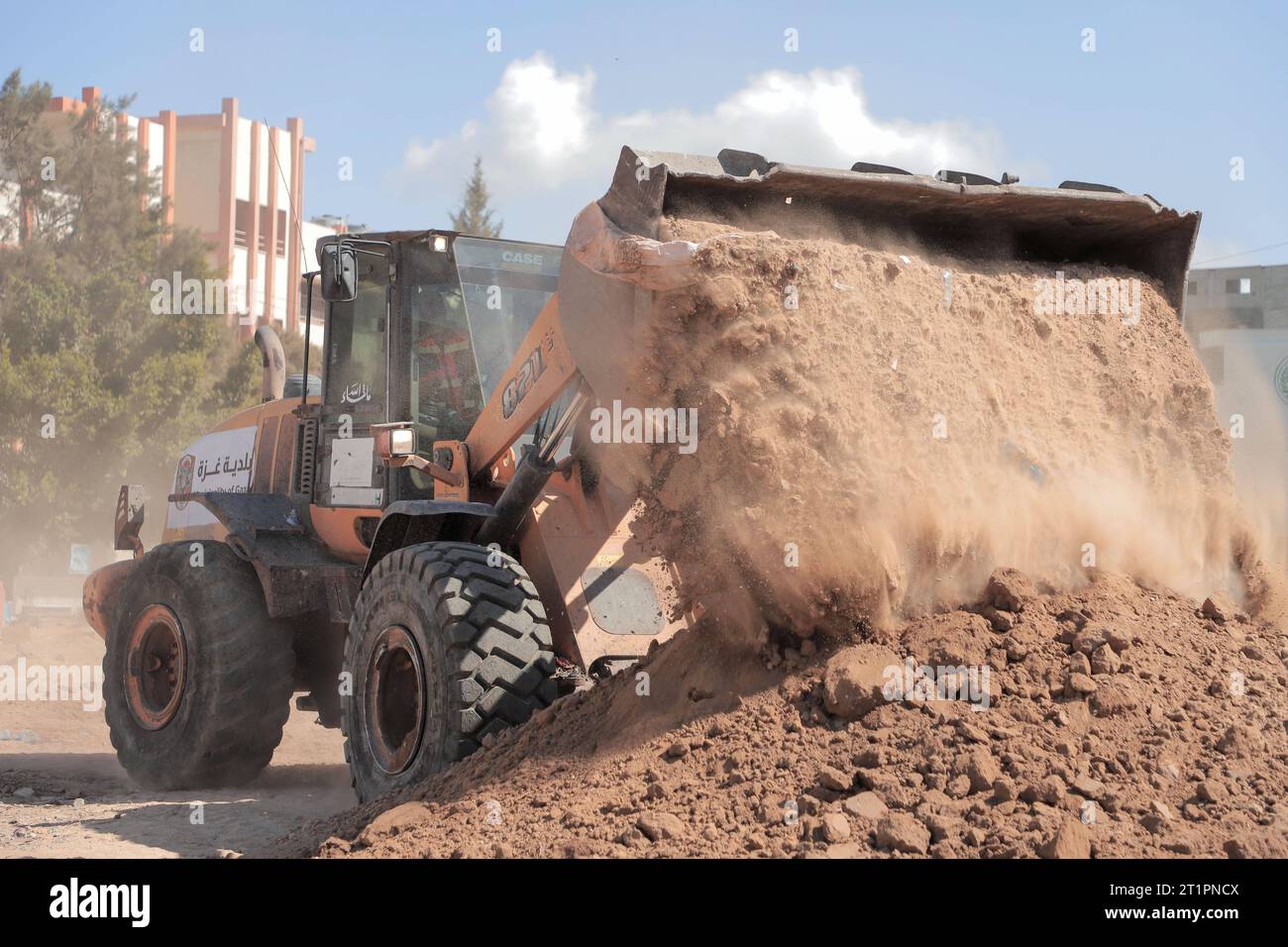 Palestinians dig a mass grave to bury the large number of deaths killed ...