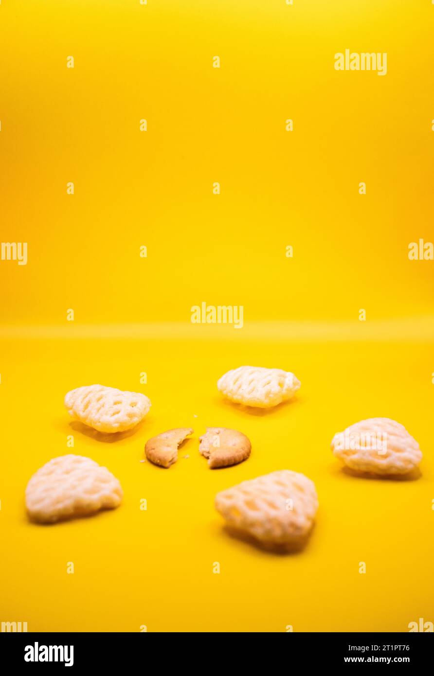 Five crackers of one sort surrounding a single cracker of a different ...