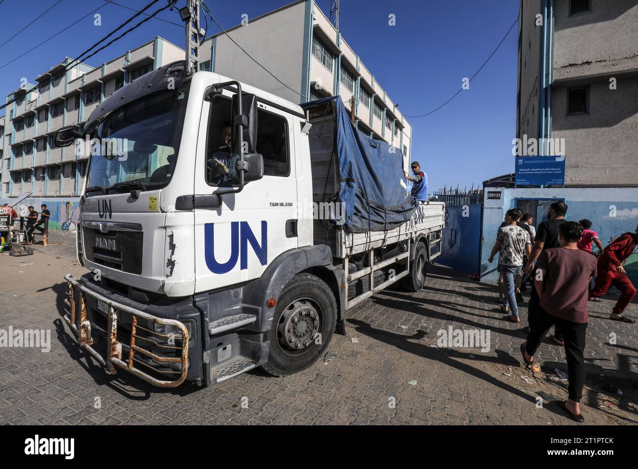 Rafah, Palestinian Territories. 15th Oct, 2023. A UN truck brings food ...