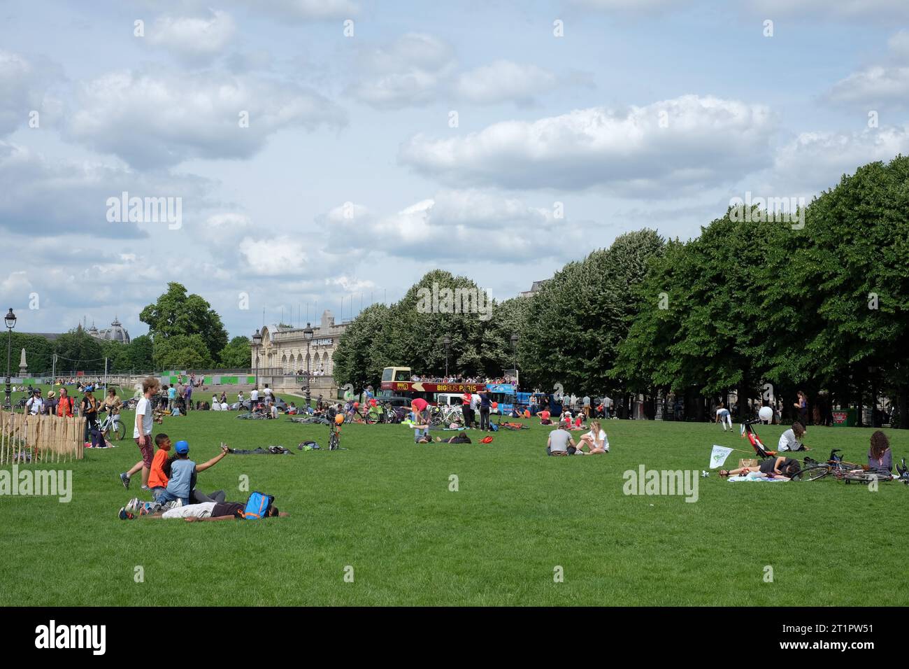 People enjoying the warm sunny weather having picnics on the grass at ...