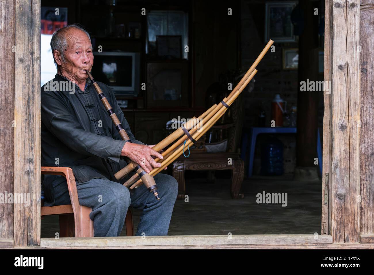 Vietnamese instrument hi-res stock photography and images - Alamy