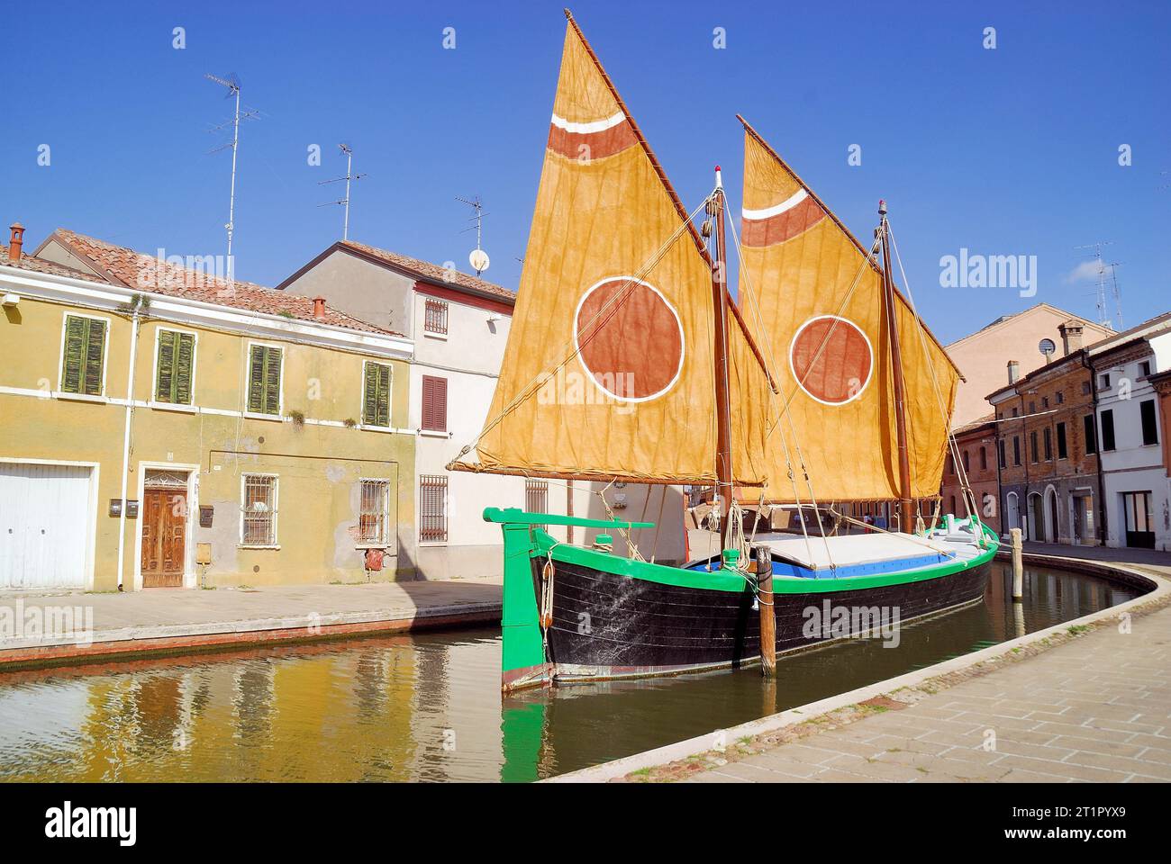 Square sails hi-res stock photography and images - Alamy
