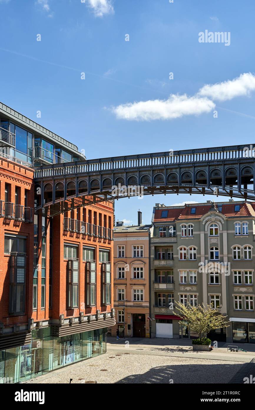Red brick footbridge hi-res stock photography and images - Alamy