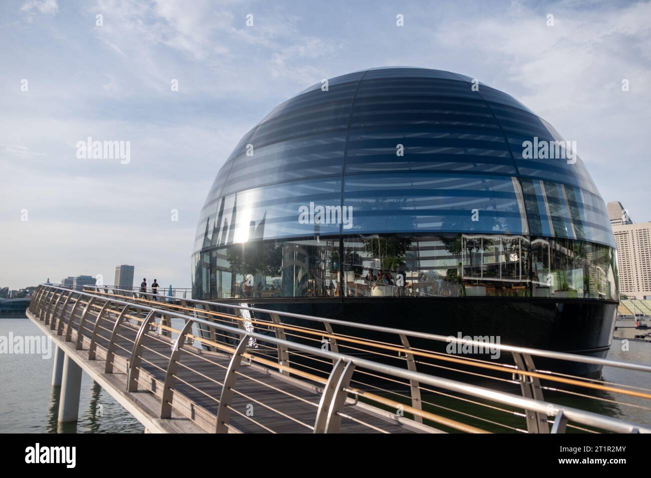 Singapore - 20 October 2022: Apple Marina Bay Sands with a view of ...