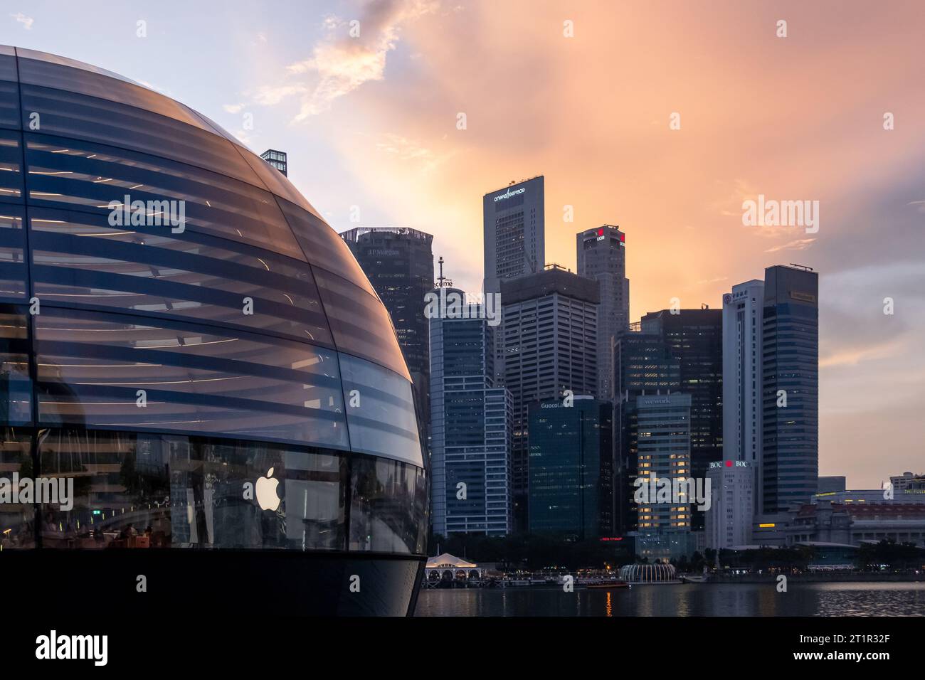 Singapore - 20 October 2022: Apple Marina Bay Sands with sunset sky ...