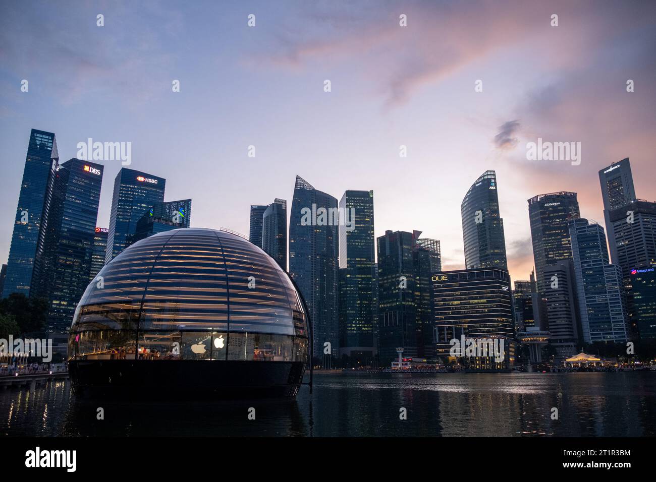 Singapore - 20 October 2022: Apple Marina Bay Sands with sunset sky ...