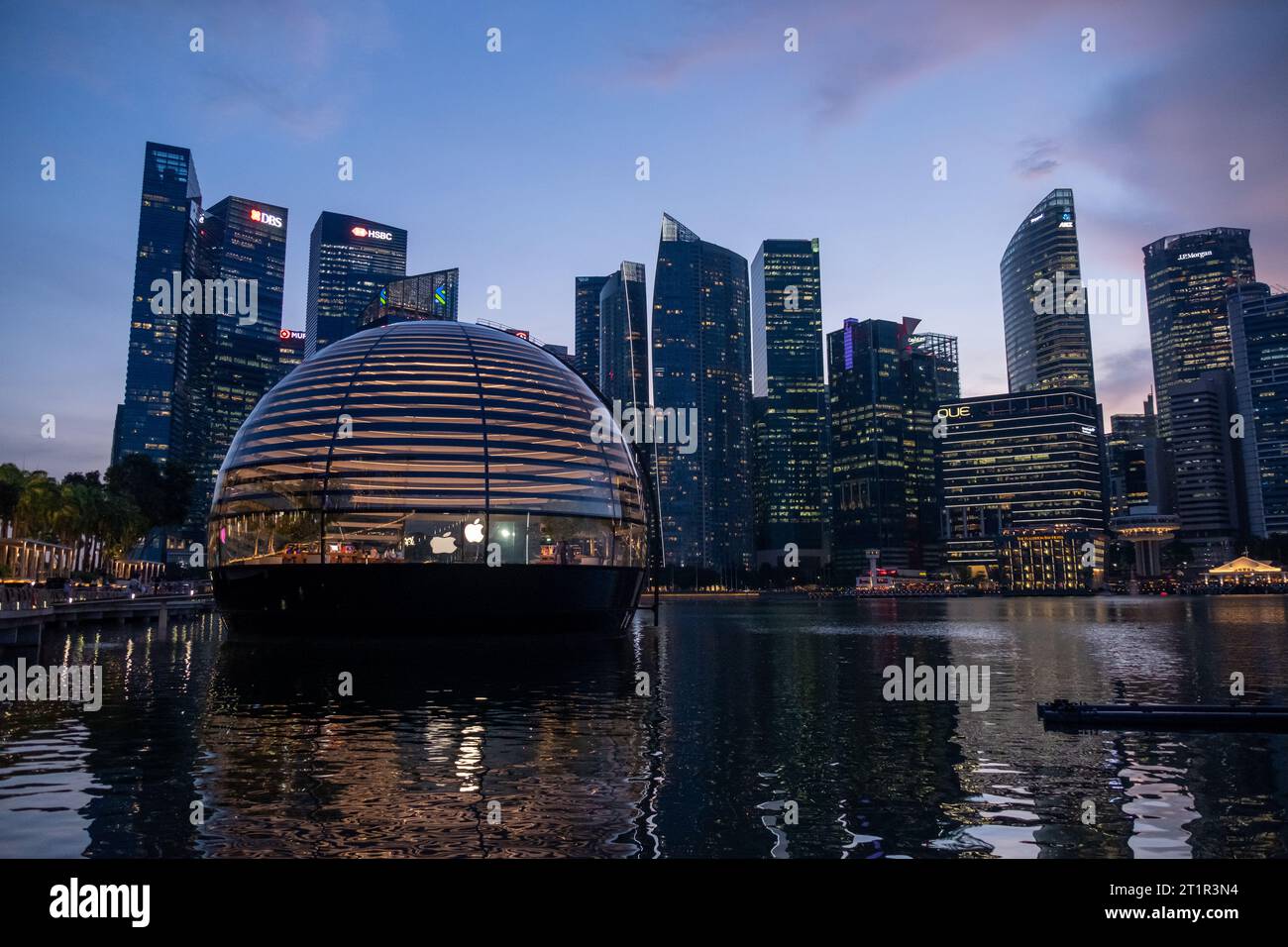 Singapore - 20 October 2022: Apple Marina Bay Sands with sunset sky ...