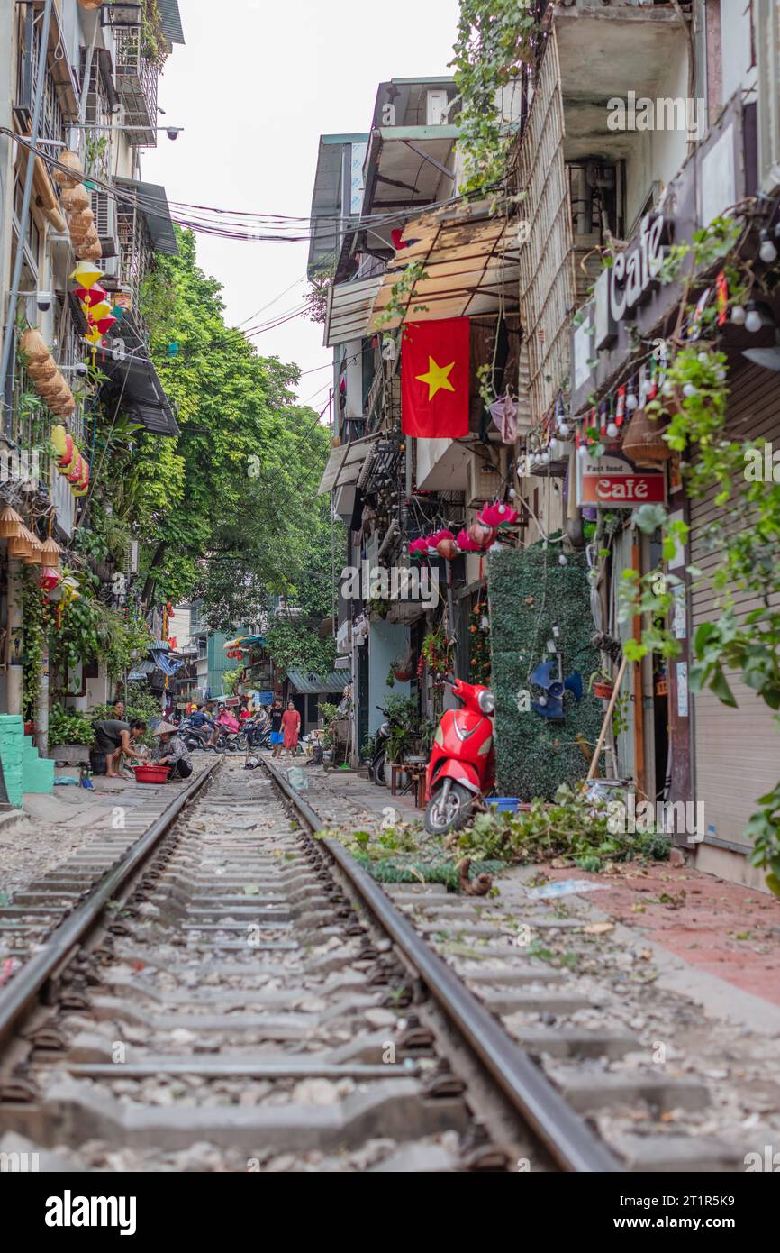 The Train Street (Ngo 224 Le Duan) - railway track in Old Quarter ...