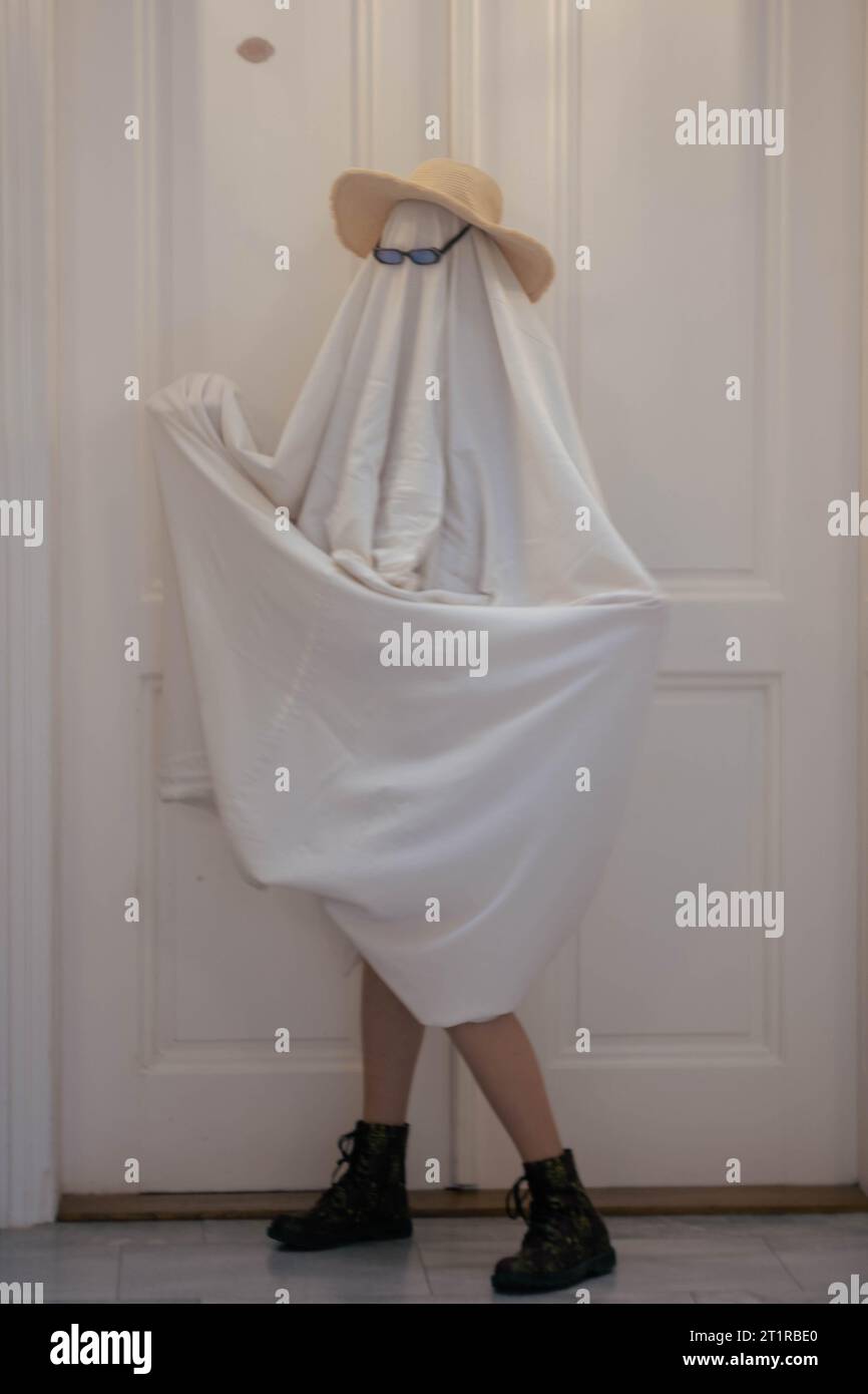 Hallowen ghosts haunt the castle and the castle,white spirits, casper ...