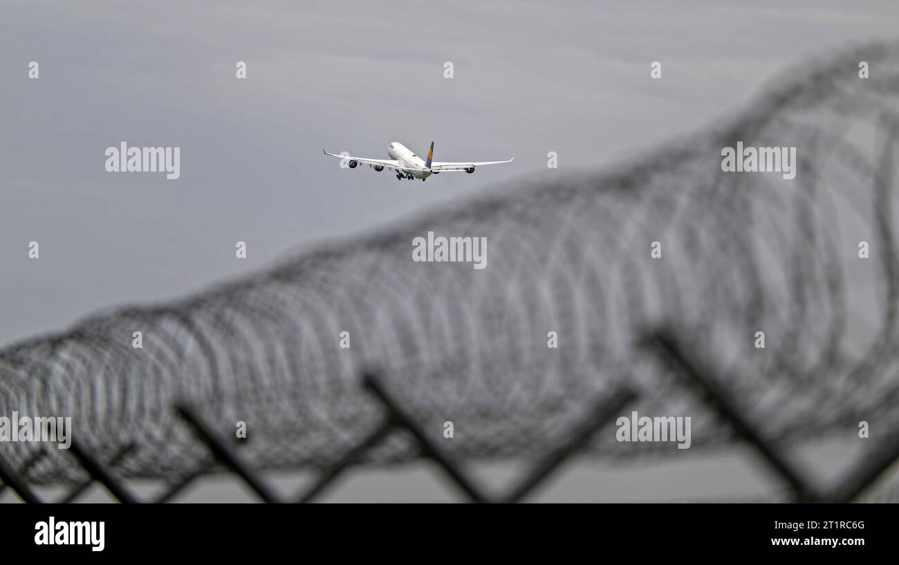 Lufthansa airbus a340 in flight hi-res stock photography and images - Alamy