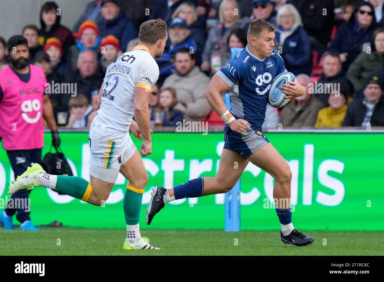 Joe Carpenter #15 of Sale Sharks makes a break during the Gallagher ...