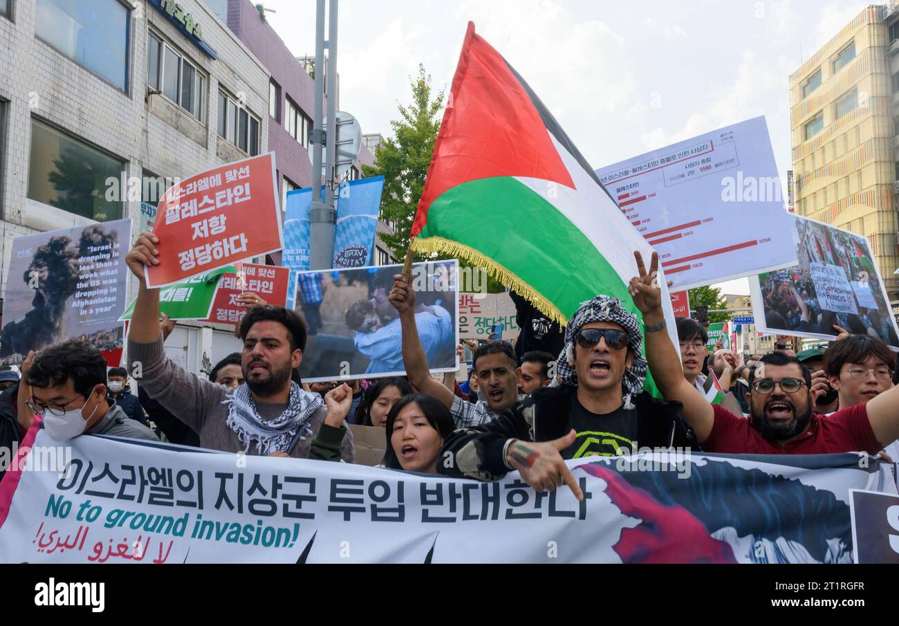Seoul, South Korea. 15th Oct, 2023. Pro-Palestinian protesters hold a ...