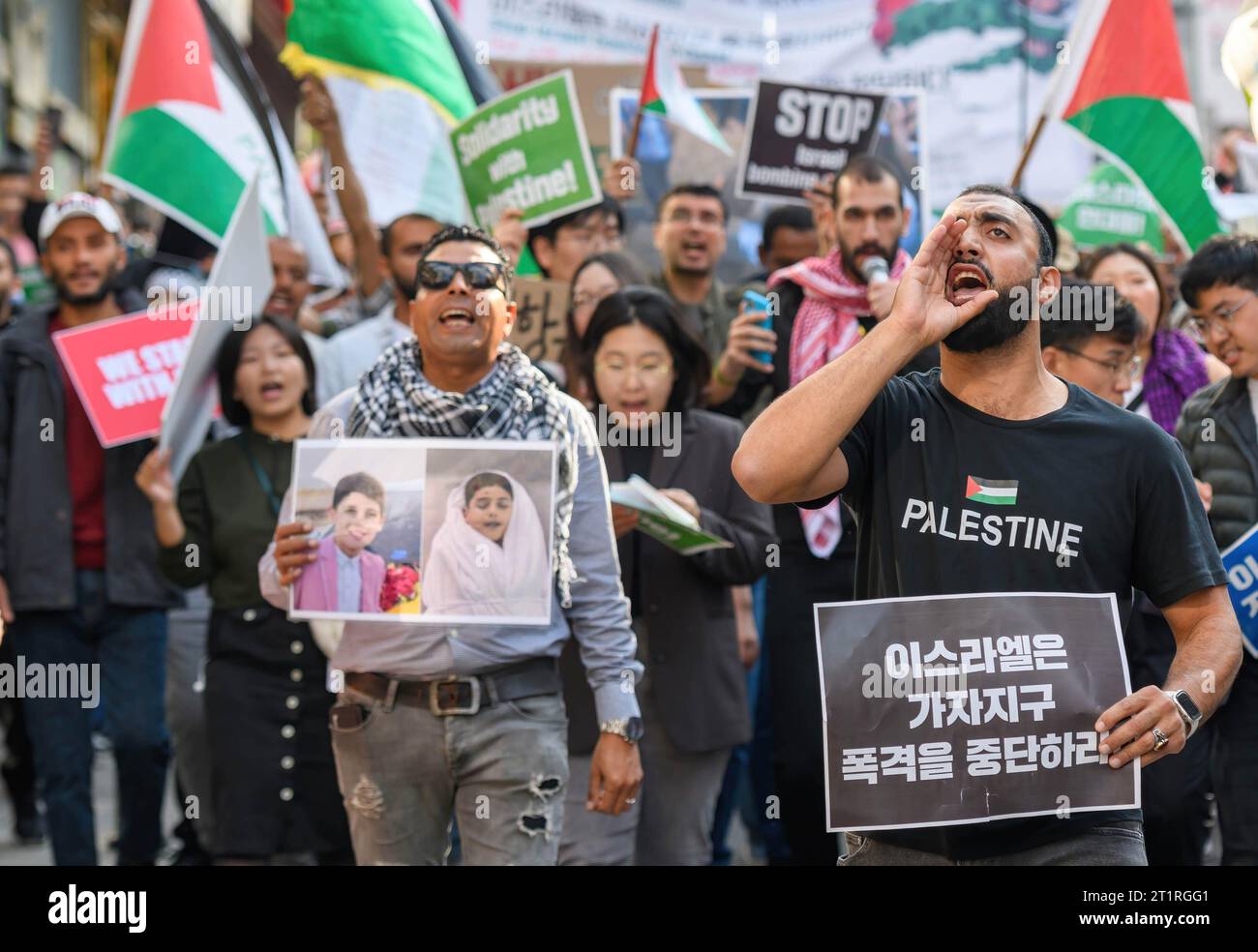 Seoul, South Korea. 15th Oct, 2023. Pro-Palestinian protesters shout ...