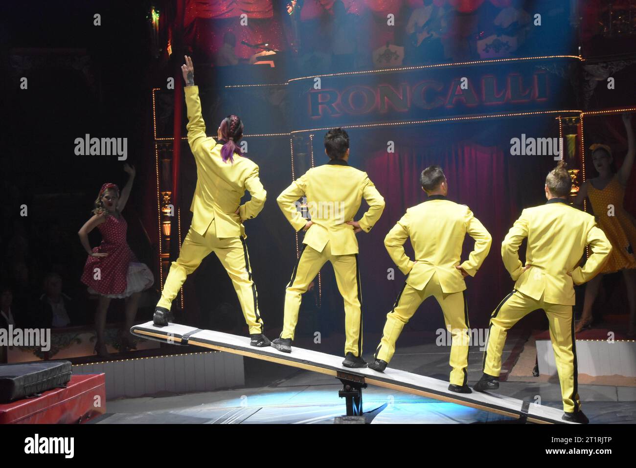 Jump n Roll Schleuderbrett Akrobaten Muenchen 14.10.2023 Werksviertel ...