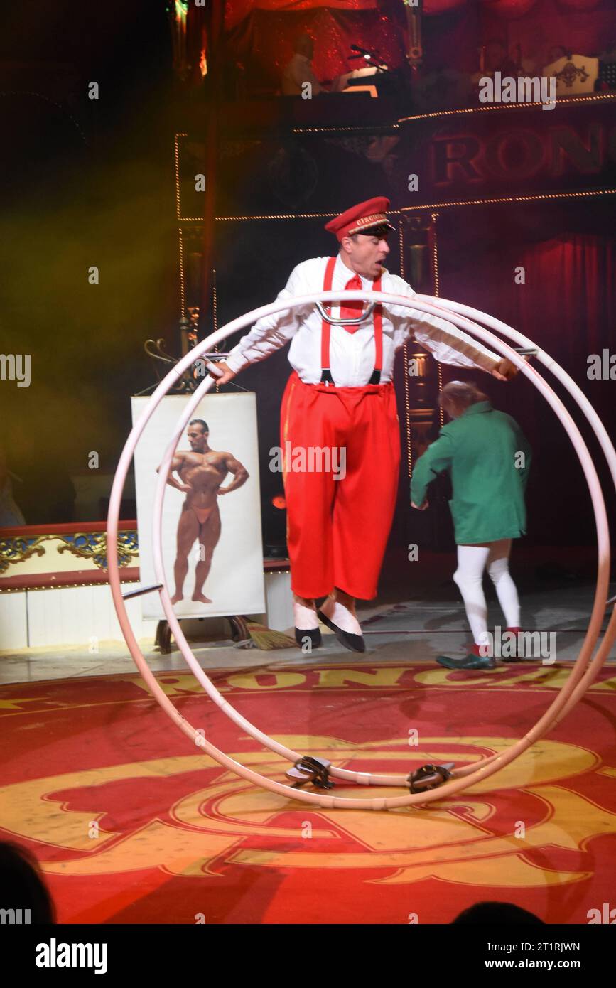 Danil Lysenko Jongleur AKROBAT Muenchen 14.10.2023 Werksviertel Mitte ...