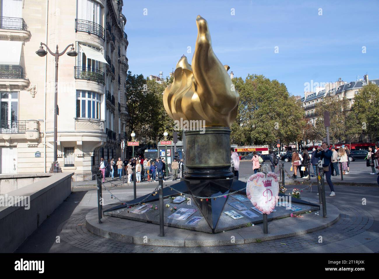 Memorial near the underpass where Princess Diana died - The Place Diana ...