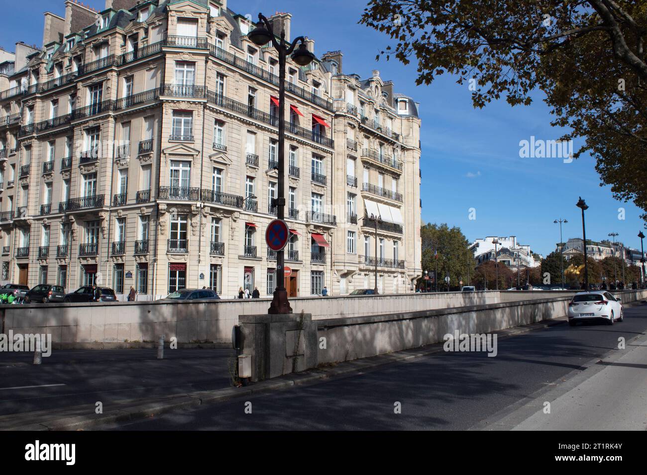 The entrance to the Paris underpass where Diana, Princess of Wales died ...