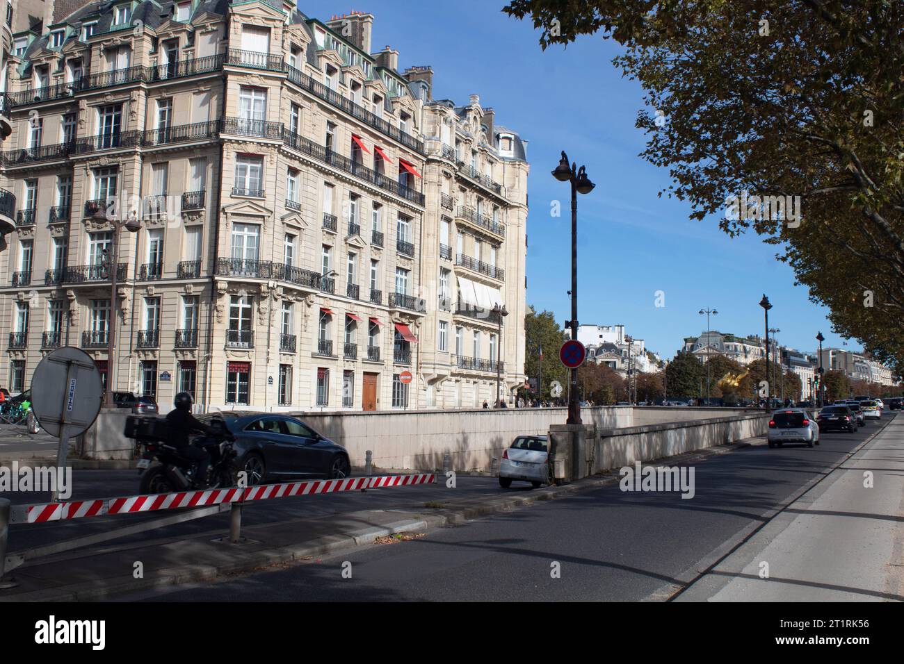 The entrance to the Paris underpass where Diana, Princess of Wales died ...