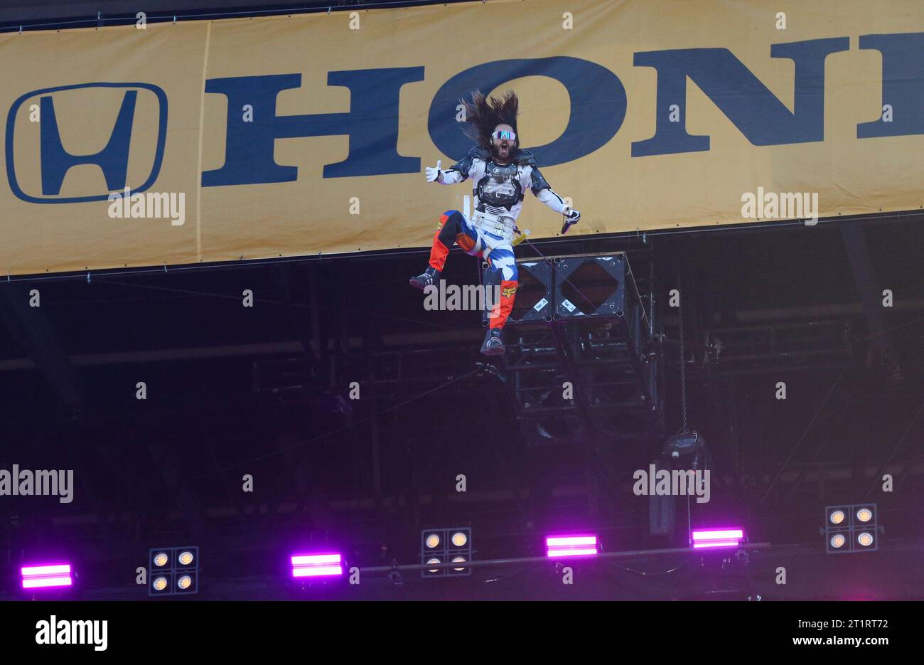 Jared Leto of Thirty Seconds to Mars makes an entrance from atop a ...