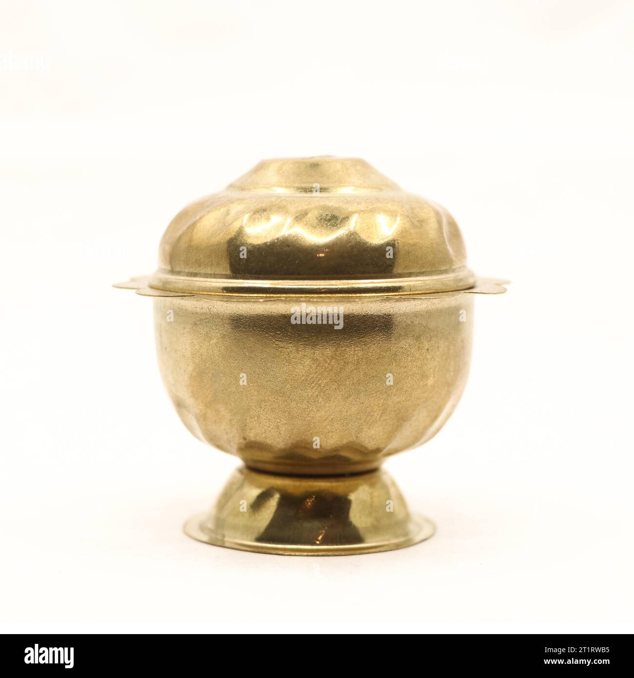 a golden container pot with vintage design and a lid for the box used ...