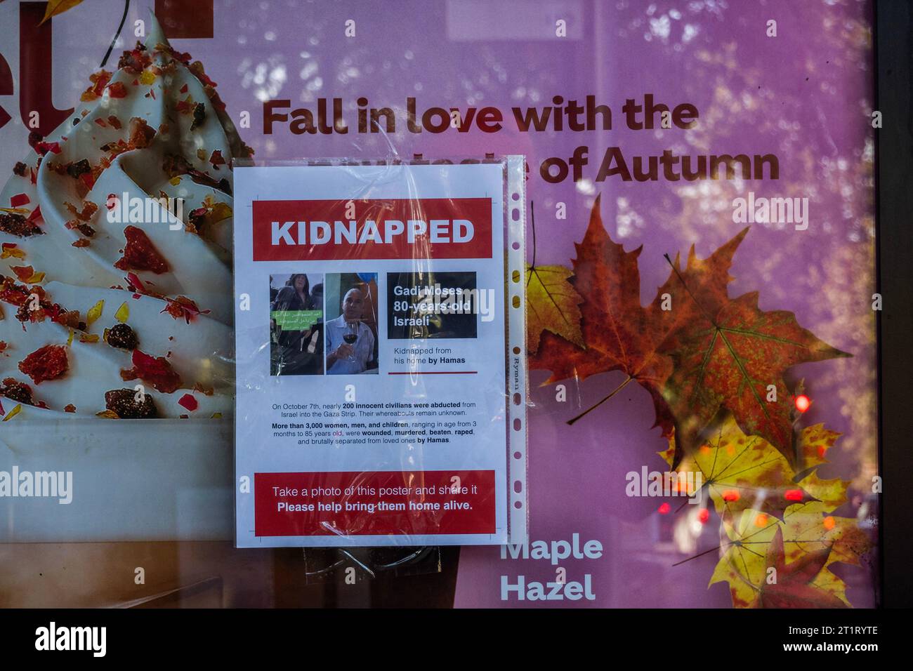 London, UK. 15th Oct, 2023. Three men and two young children put up ...