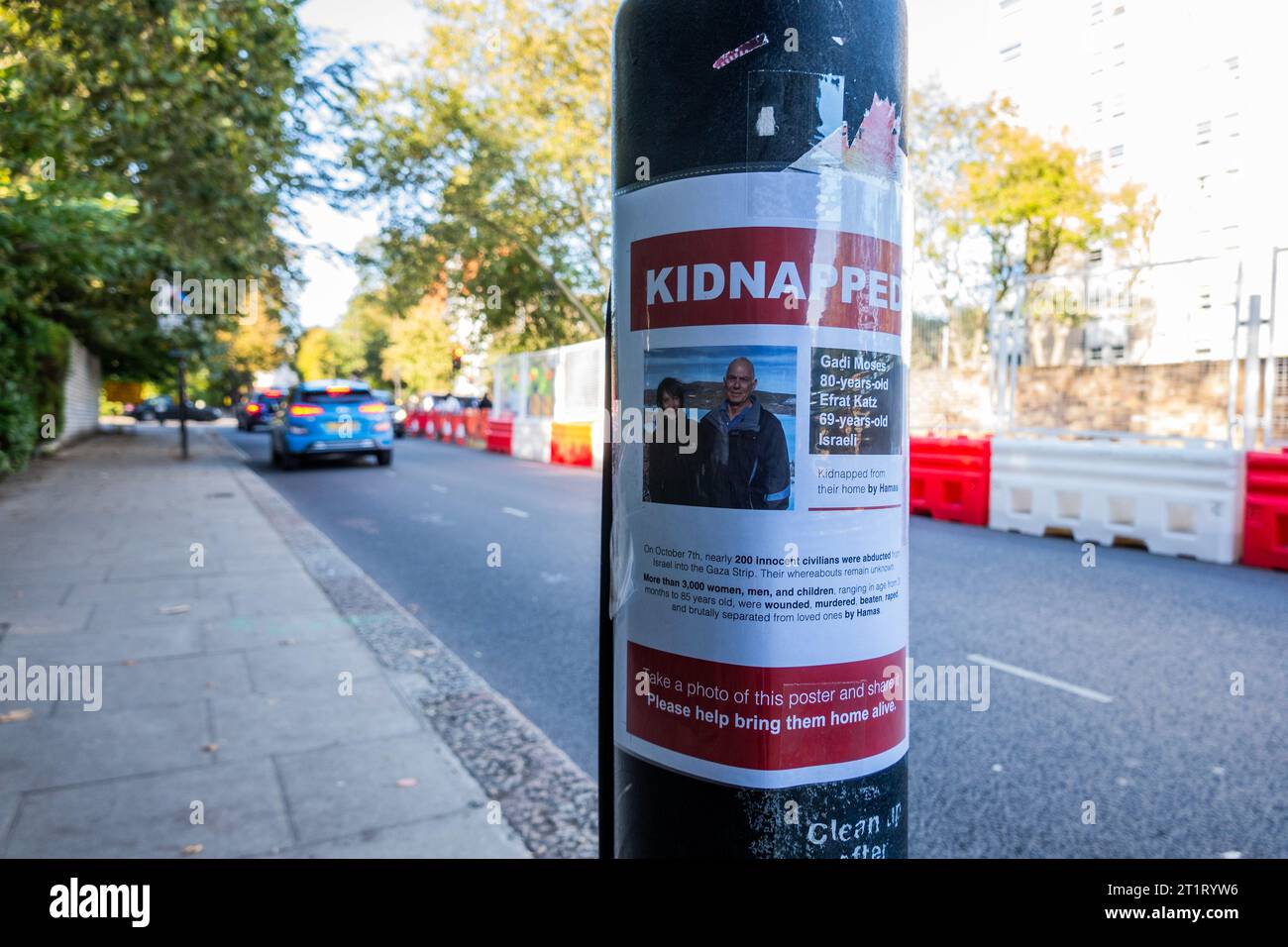 London, UK. 15th Oct, 2023. Three men and two young children put up ...