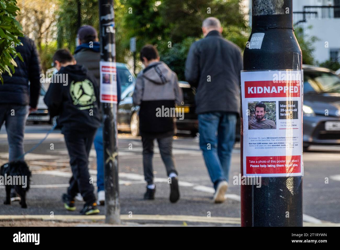 London, UK. 15th Oct, 2023. Three men and two young children put up ...