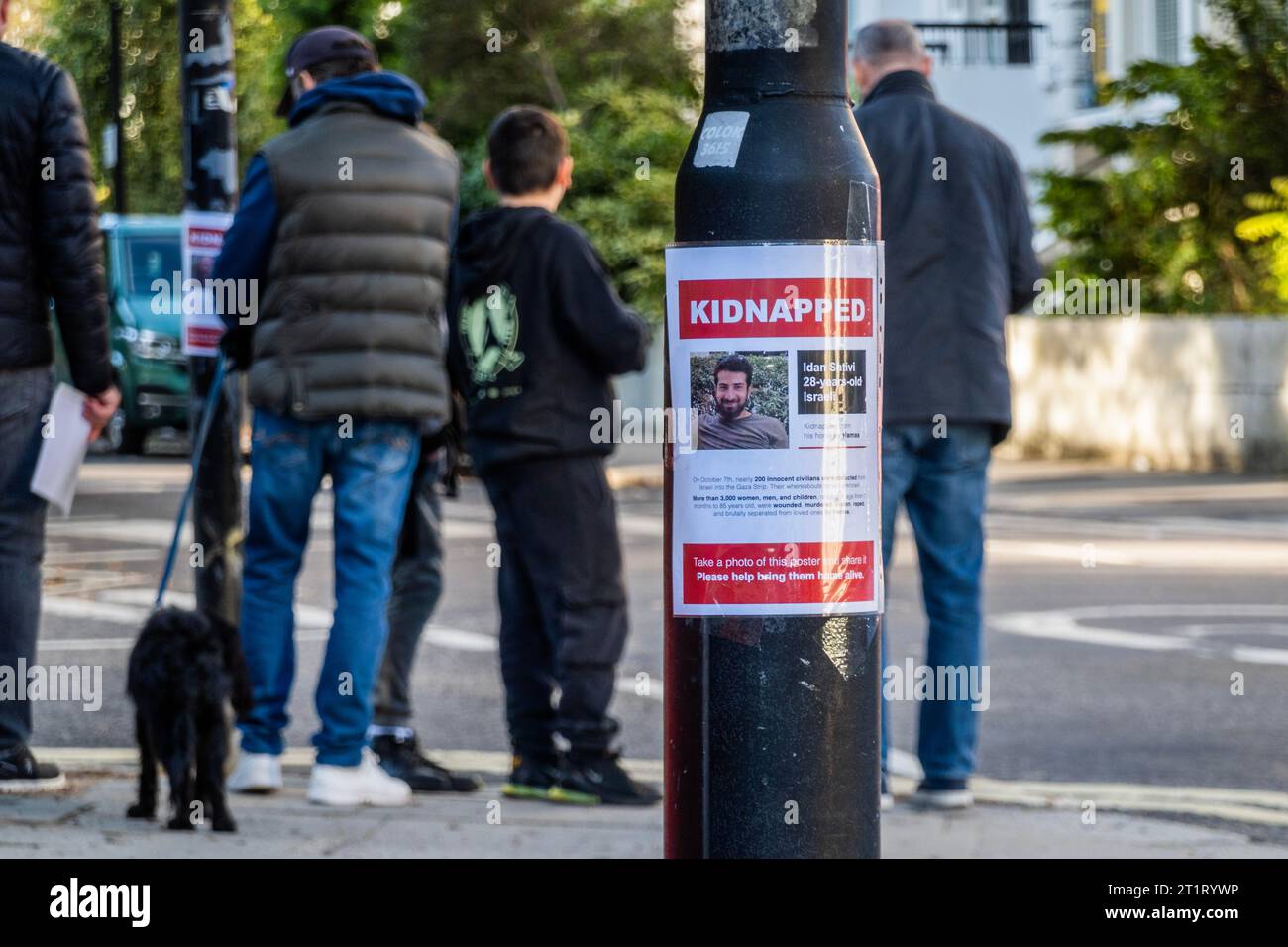 London, UK. 15th Oct, 2023. Three men and two young children put up ...