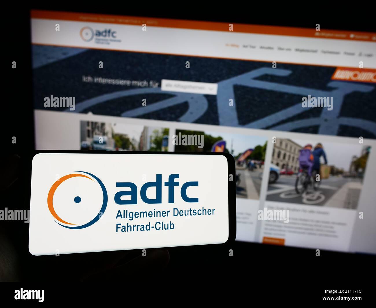 Person holding mobile phone with logo of Allgemeiner Deutscher Fahrrad ...