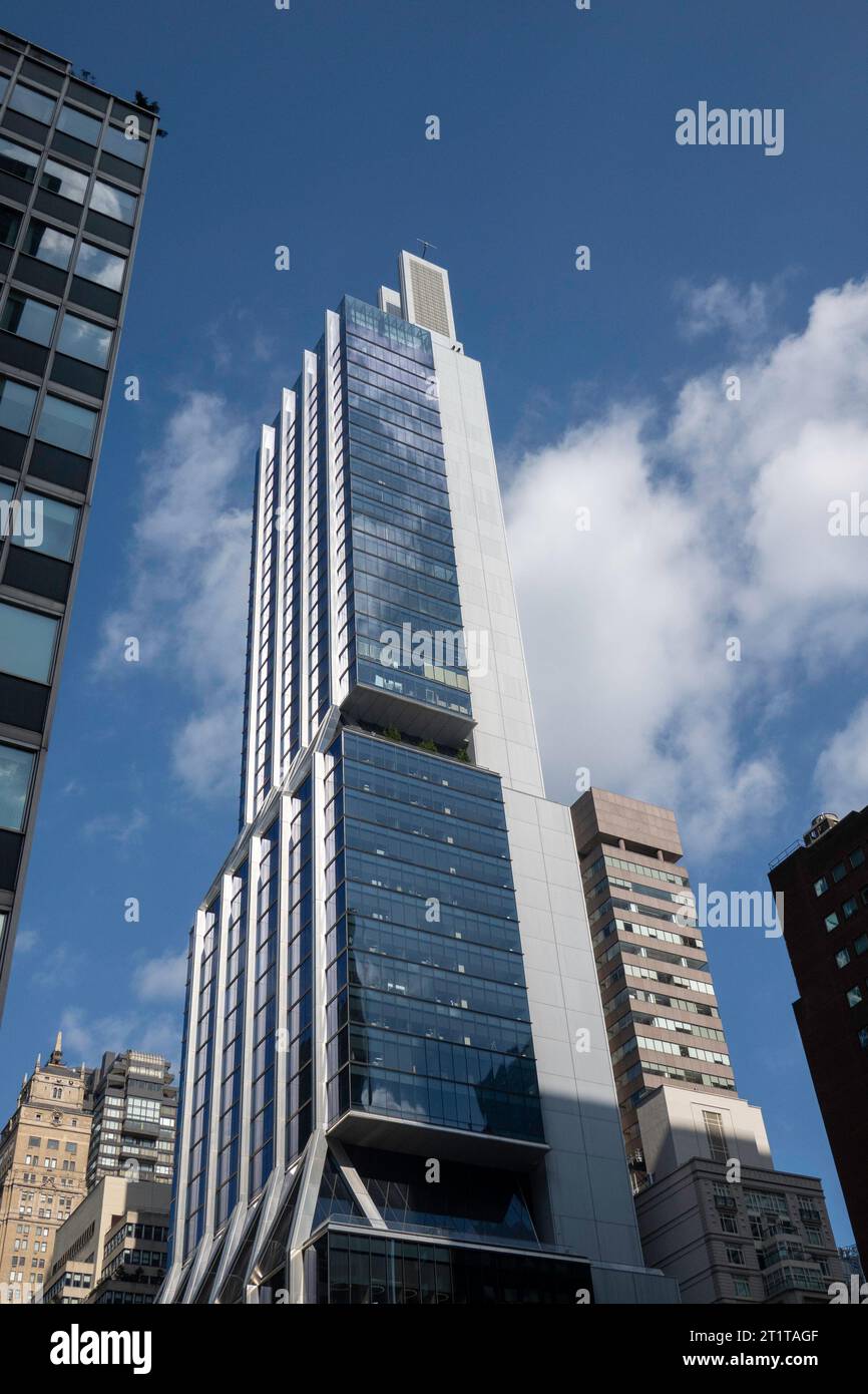 425 Park Avenue is a modern glass office building in Manhattan East ...