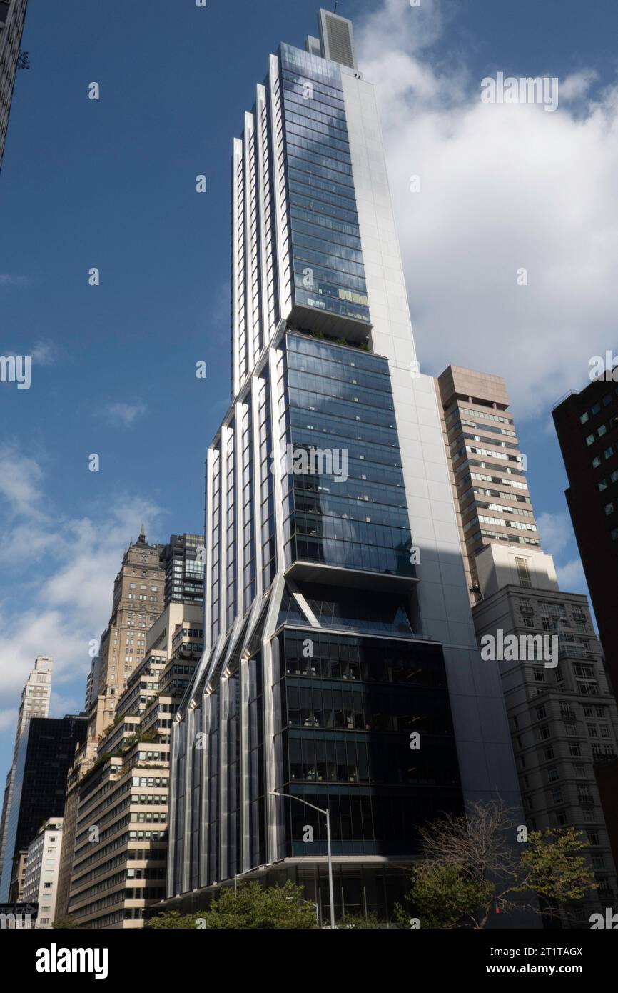 425 Park Avenue is a modern glass office building in Manhattan East ...