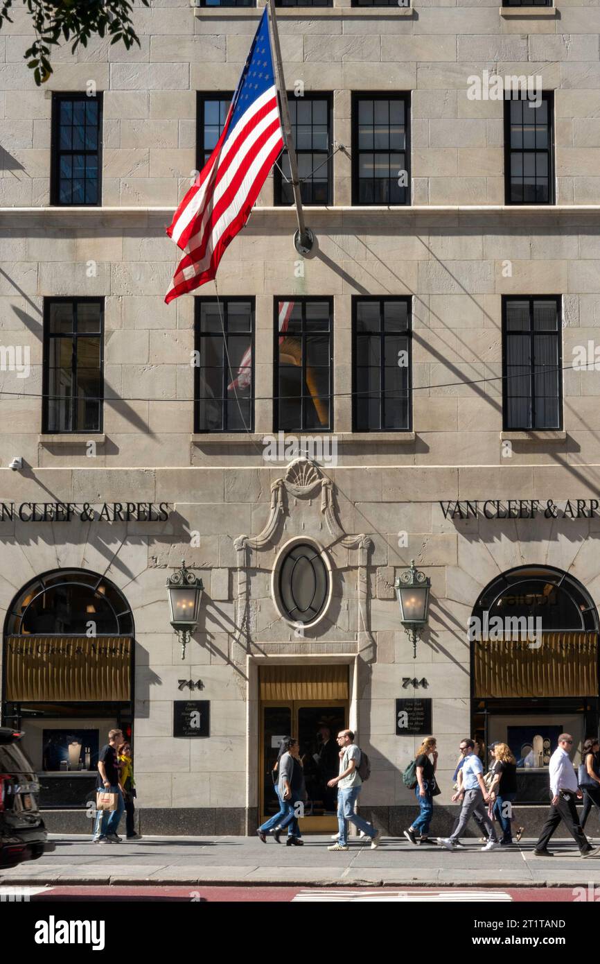 Bergdorf Goodman is a luxury department store on Fifth Avenue in New ...