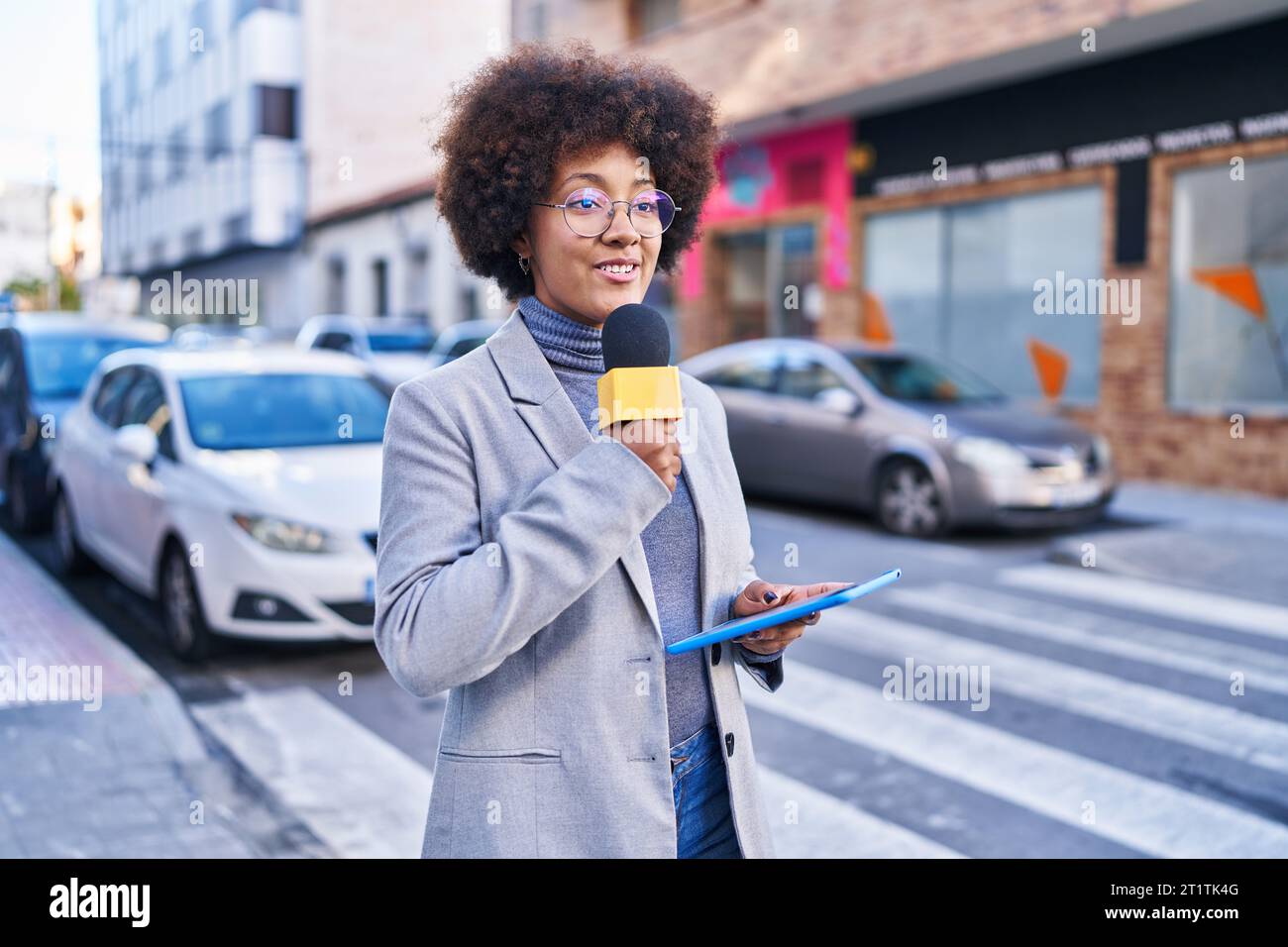 African woman interview outside hi-res stock photography and images - Alamy