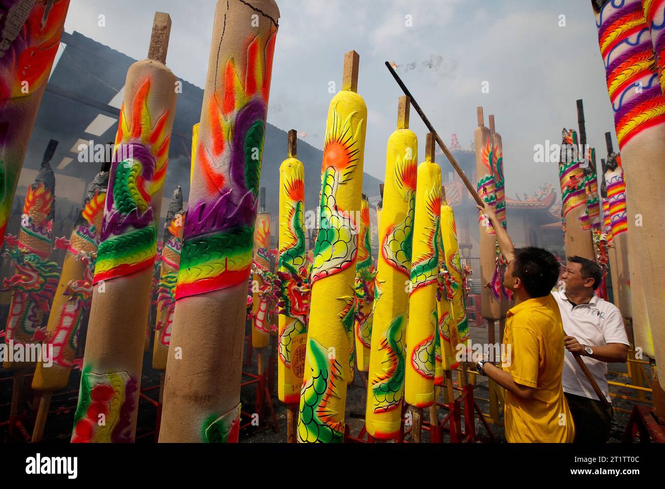 Kuala Lumpur, Malaysia. 15th Oct, 2023. Devotees seen lighting giant ...