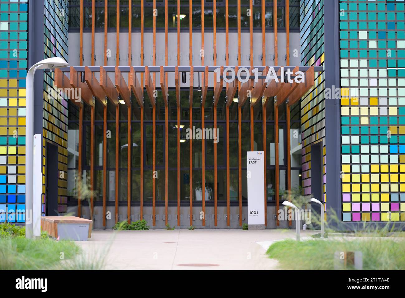The garage at 1001 Alta Dr is open for visitors of the Googleplex ...