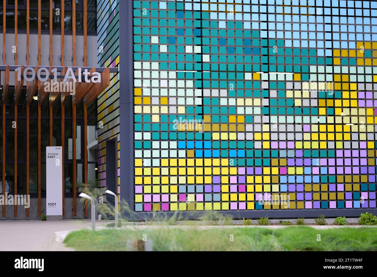 The garage at 1001 Alta Dr is open for visitors of the Googleplex ...