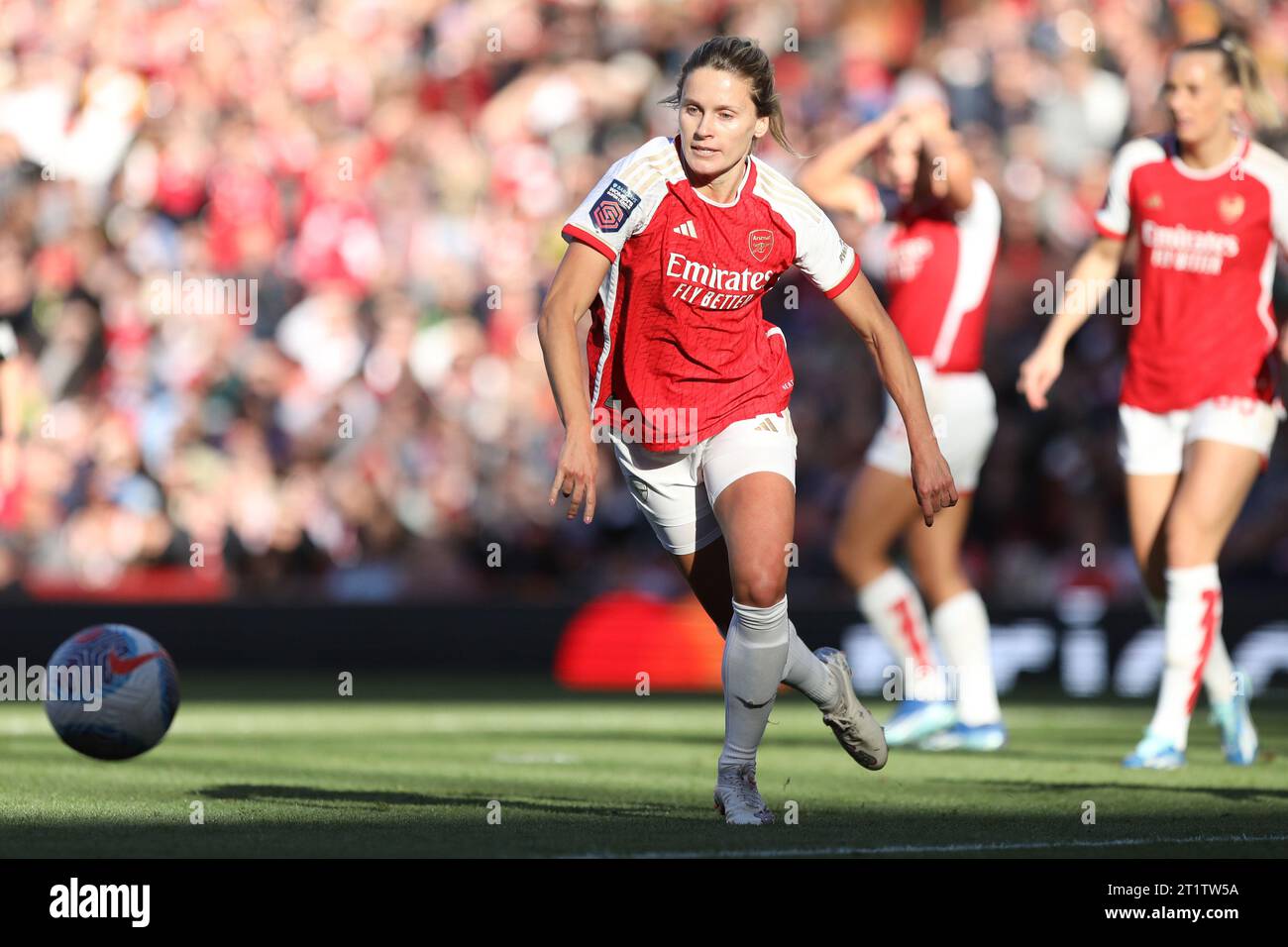 London, UK. 15th Oct, 2023. Chloe Lacasse of Arsenal Women on the ball ...