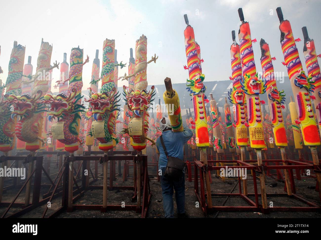 Kuala Lumpur, Malaysia. 15th Oct, 2023. A temple worker is seen ...