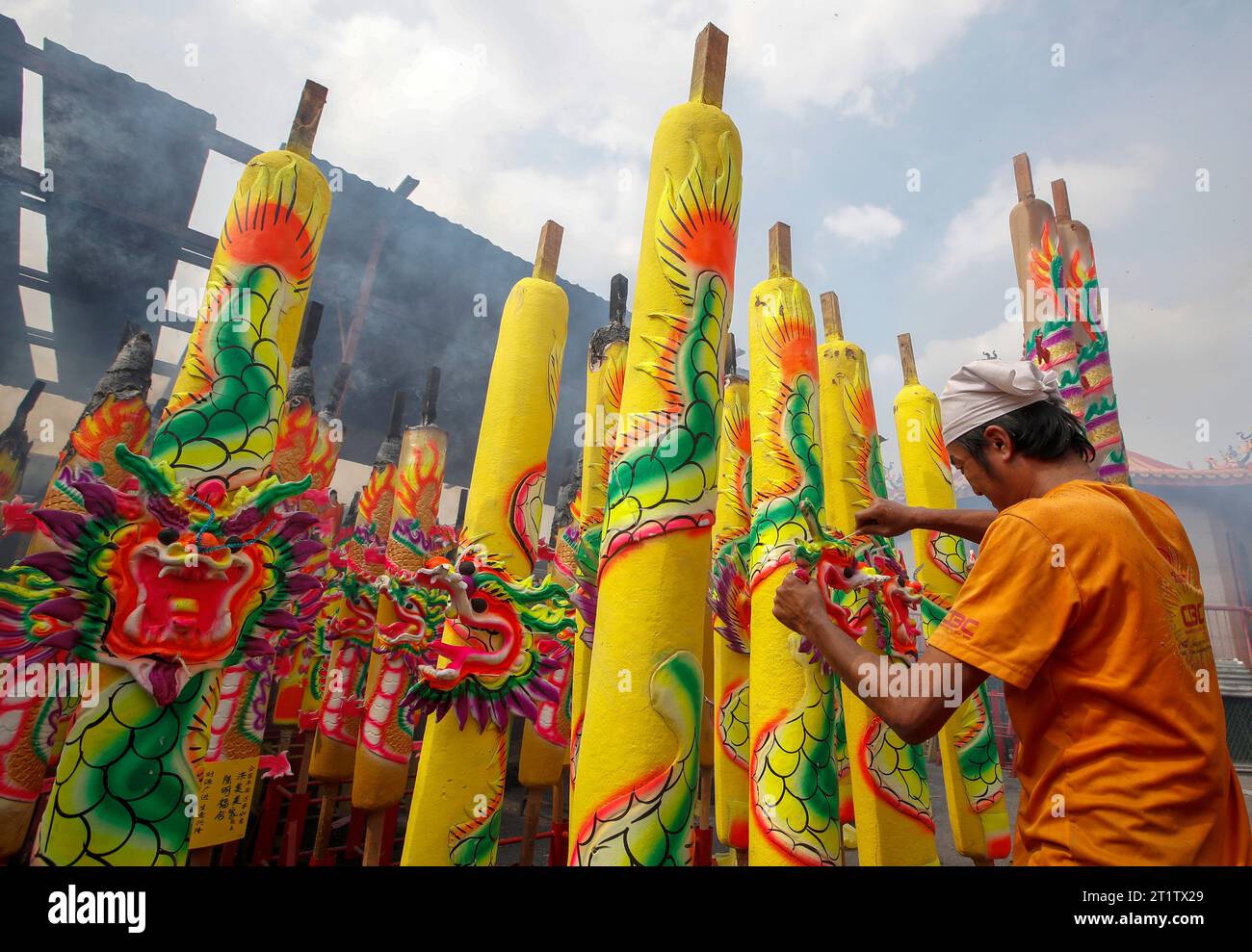 Kuala Lumpur, Malaysia. 15th Oct, 2023. A temple worker is seen ...
