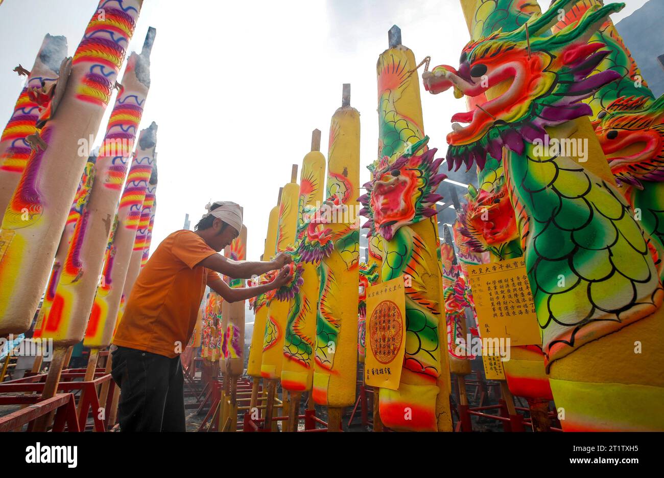 Kuala Lumpur, Malaysia. 15th Oct, 2023. A temple worker is seen ...