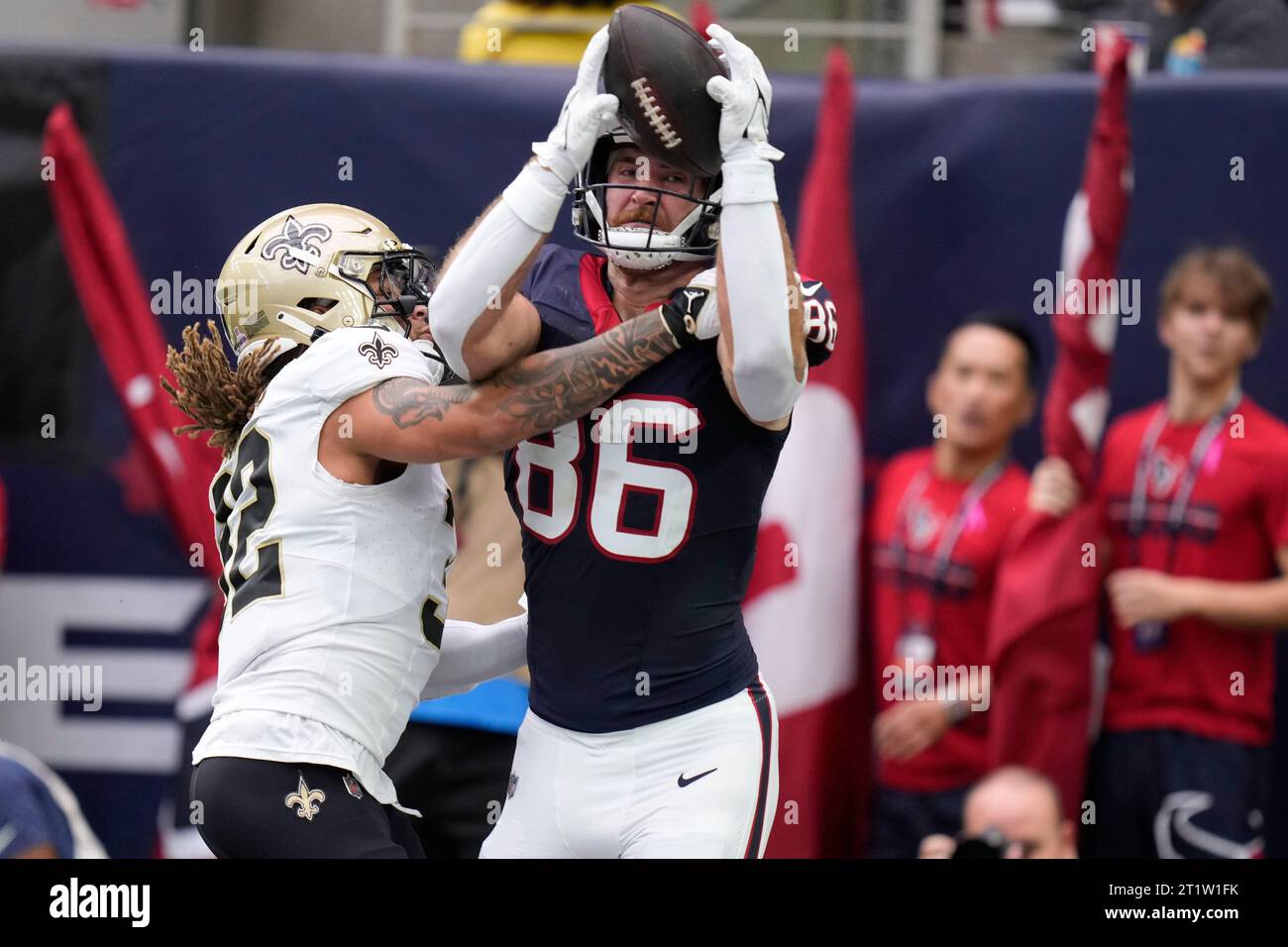Houston Texans tight end Dalton Schultz (86) pulls in a touchdown pass ...